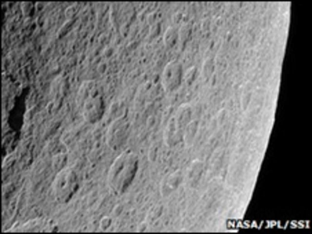 Hallan oxígeno en luna de Saturno - BBC News Mundo