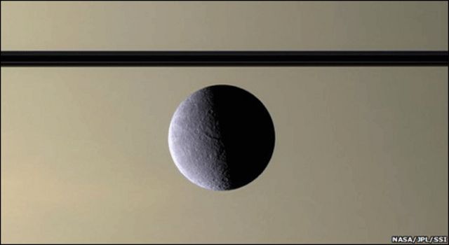 Hallan oxígeno en luna de Saturno - BBC News Mundo