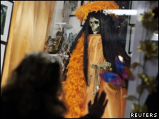 Exorcistas contra el crimen en México - BBC News Mundo