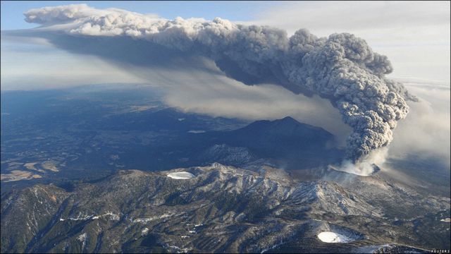 Ruge el volcán Shinmoedake - BBC News Mundo