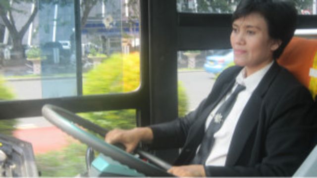 Perempuan di kerumunan supir pria Busway - BBC News Indonesia