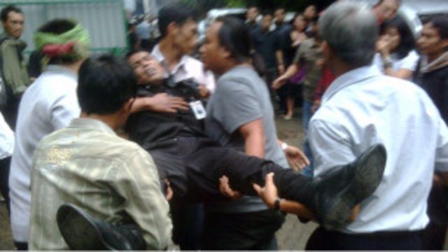 Terdakwa bom buku dituntut penjara seumur hidup - BBC News Indonesia