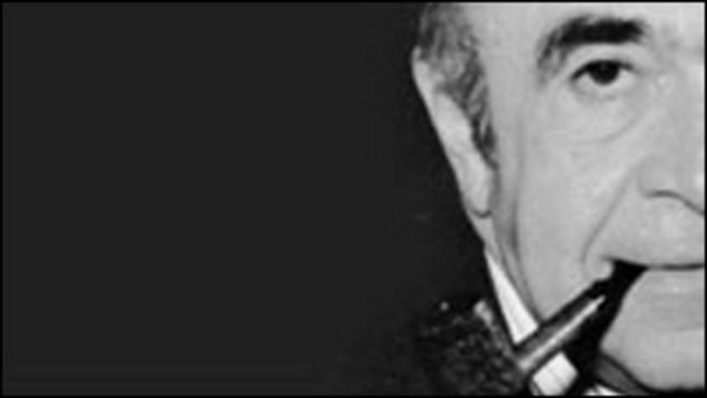 عصا، پیپ و گل ارکیده؛ معمای ناتمام هویدا - BBC News فارسی