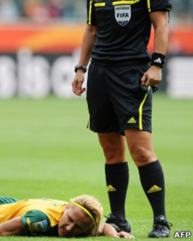 Demostrado: los hombres hacen más teatro que las mujeres en el fútbol ...