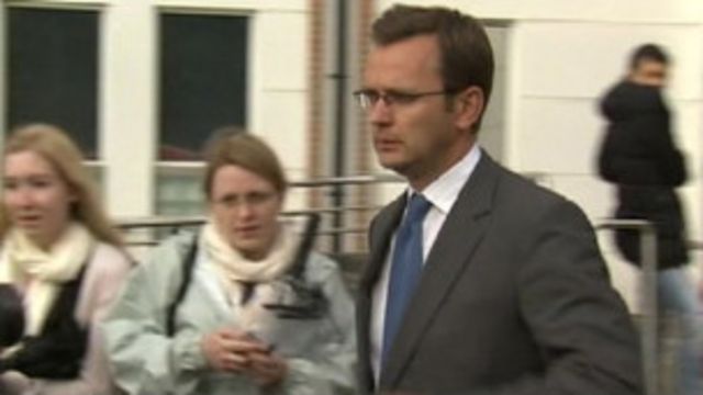 因窃听丑闻被捕的前首相府官员获保释 - BBC News 中文