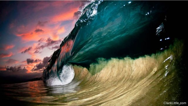El surfista que fotografía el corazón de las olas - BBC News Mundo