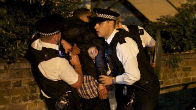 Kerusuhan meluas ke kota-kota lain di Inggris - BBC News Indonesia