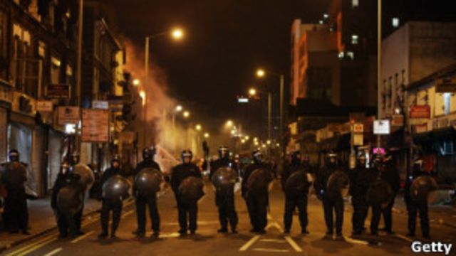 Les émeutes se propagent en Angleterre - BBC News Afrique