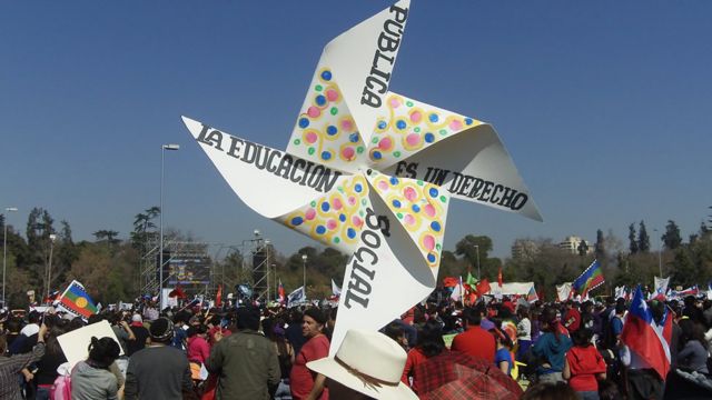 En fotos: las protestas de Chile en carteles - BBC News Mundo