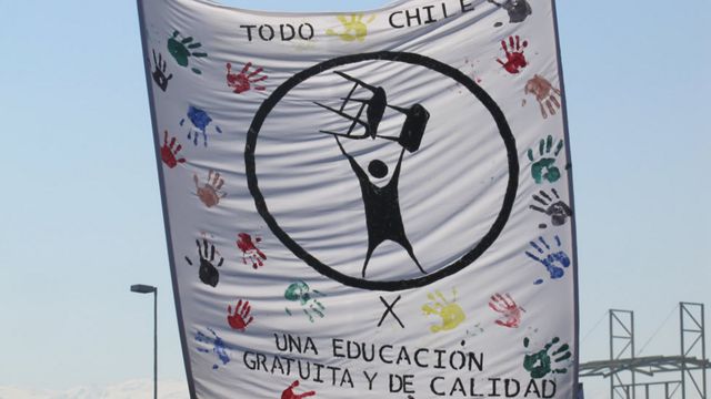 En fotos: las protestas de Chile en carteles - BBC News Mundo