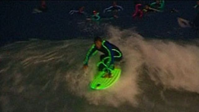 'Surfistas neon' caem na água à noite na Austrália - BBC News Brasil