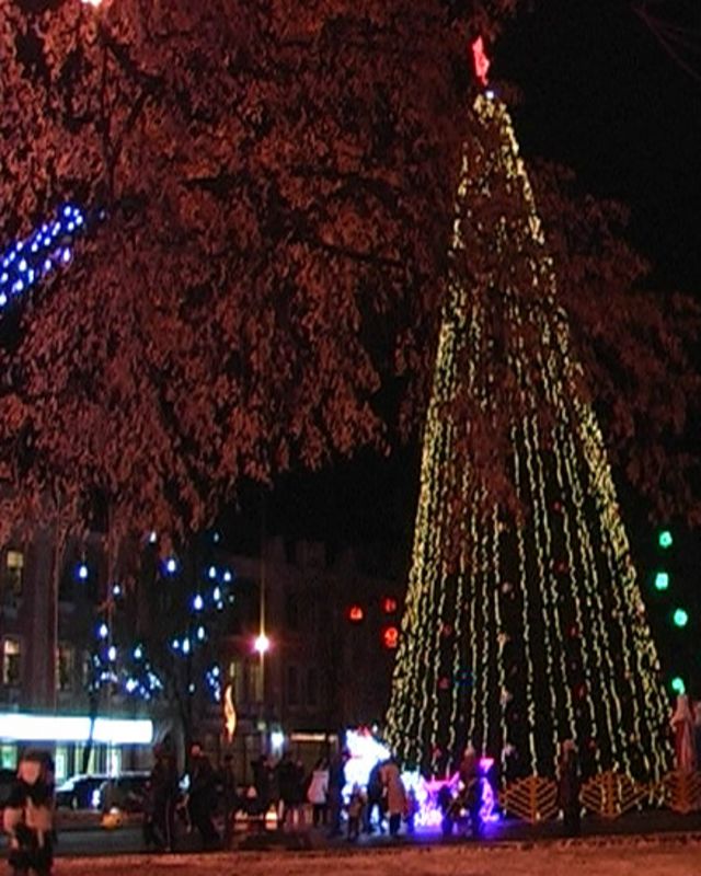 Схід і Захід разом з ялинкою - BBC News Україна