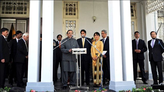 Pakistani president honours Daw Suu - BBC News မြန်မာ