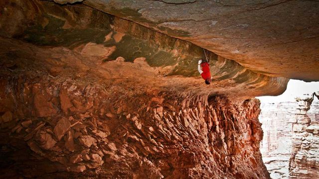 Britânicos fazem escalada pioneira em fenda de montanha em Utah - BBC ...