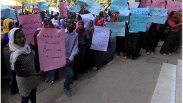 الشرطة السودانية تفرق تظاهرة طلابية Bbc News عربي
