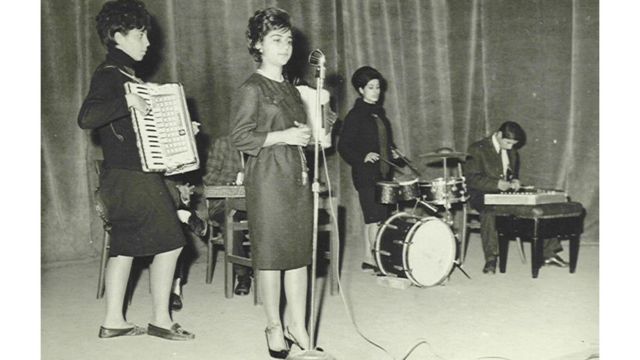 آلبوم عکس: سیما بینا، پنجاه سال حضور در موسیقی - BBC News فارسی