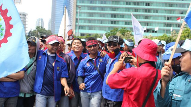 Demo buruh di Jakarta menentang kenaikan BBM - BBC News Indonesia