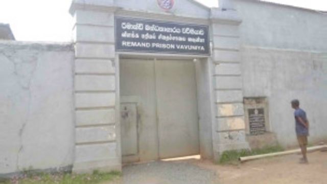 வவுனியாவில் காவலர்களை சிறைபிடித்த கைதிகள் - BBC News தமிழ்