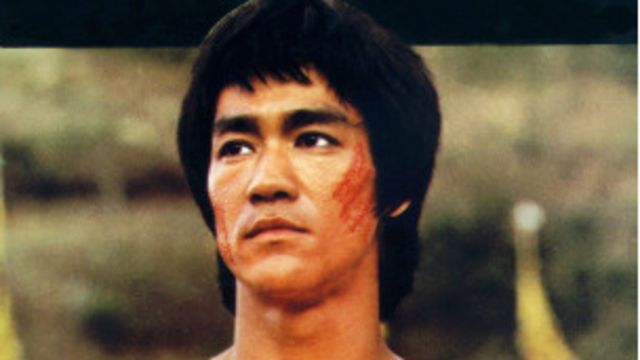 في الذكرى الأربعين لرحيل بروس لي: جدل حول إرثه الفني - BBC News عربي