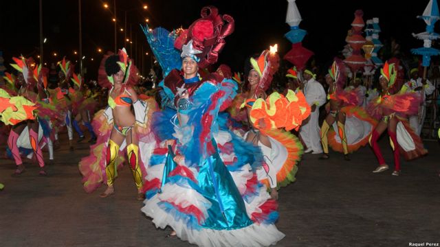 En fotos: junto a una de las comparsas más populares de La Habana - BBC ...