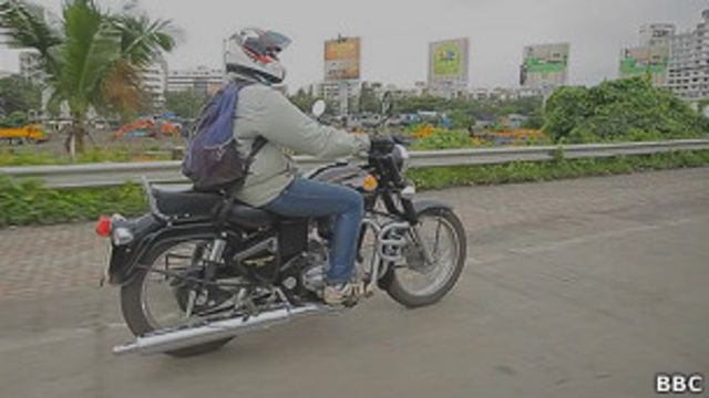 Montadoras criam modelos 'femininos' em crescente mercado de motoqueiras na Índia - BBC News Brasil