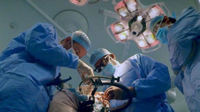 Vidas condenadas a la cirugía desde el vientre materno - BBC News Mundo