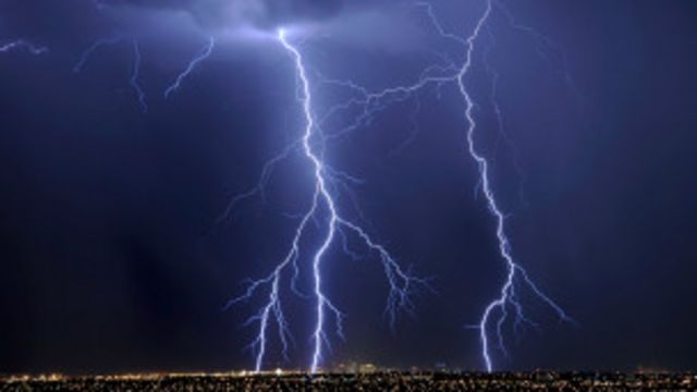 ¿Por qué los relámpagos no viajan en línea recta? - BBC News Mundo