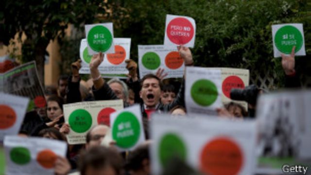 España y los "escraches": ¿protesta legítima o acoso? - BBC News Mundo
