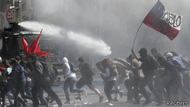 Quiénes son los encapuchados de las protestas en Chile - BBC News Mundo