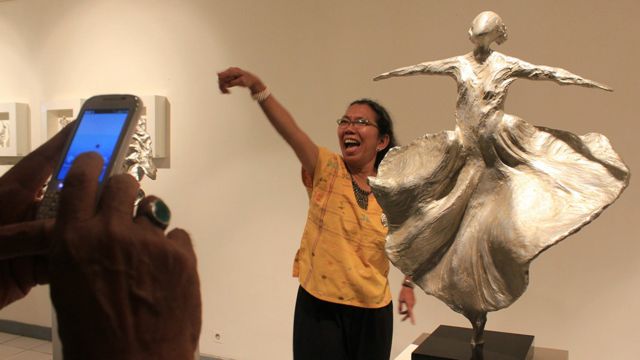 Menarilah bersama Dolorosa Sinaga - BBC News Indonesia
