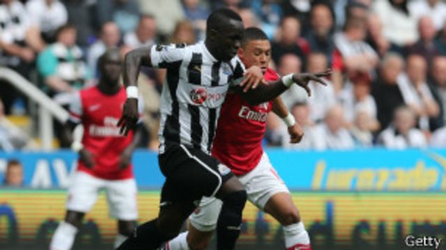 Newcastle : Cheick Tioté devant la cour - BBC News Afrique