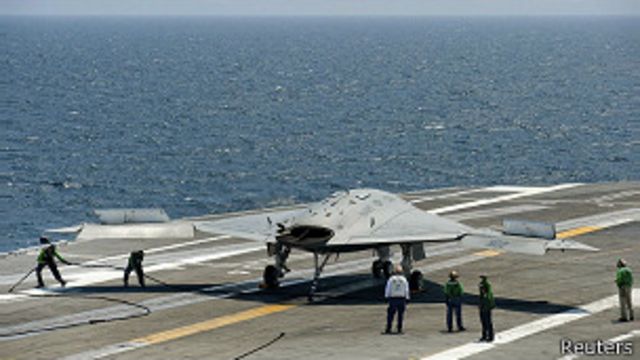 美国海军X-47B无人机首次在航母降落 - BBC News 中文