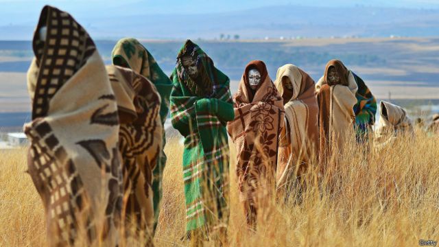 Gudniin dhaqameed lagu sameynaayo buur dusheeda - BBC News Somali