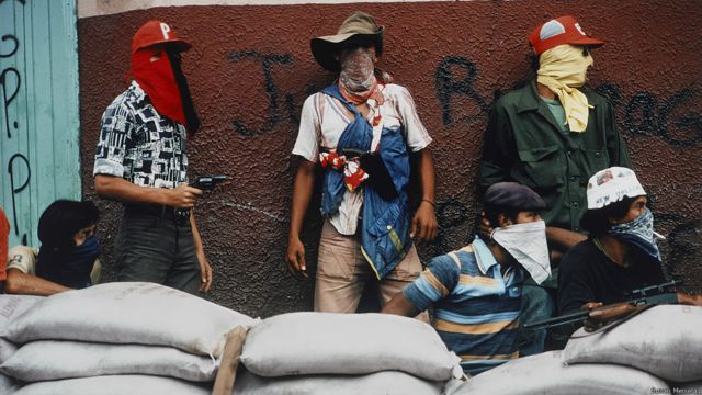 Fotos registram emoções 'extremas' da guerra - BBC News Brasil