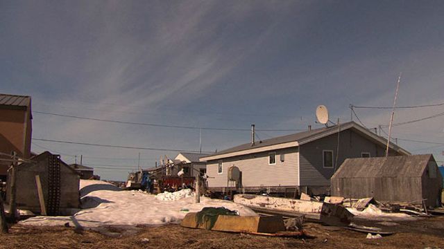 El pueblo de Alaska que desaparecerá bajo el agua en diez años - BBC ...