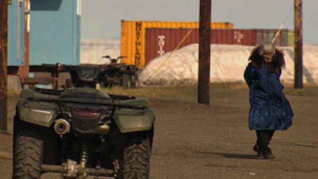 El pueblo de Alaska que desaparecerá bajo el agua en diez años - BBC ...