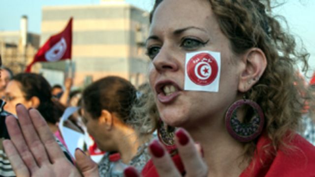 اشتباكات بين الشرطة ومتظاهرين احتجاجا على رفع الضرائب في تونس Bbc