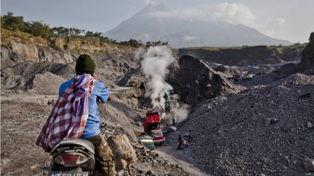 Kehidupan di lereng Gunung Merapi - BBC News Indonesia