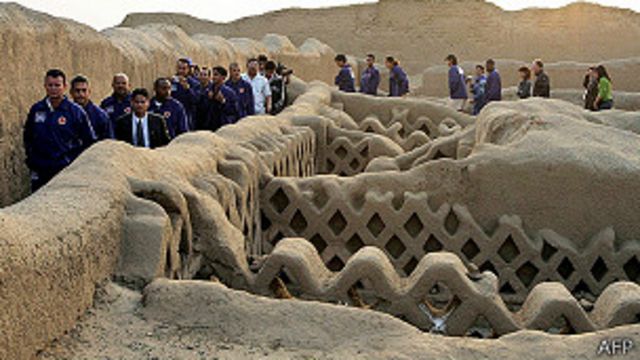 Ciudad universitaria de Caracas y ruinas de Chan Chan, monumentos en ...