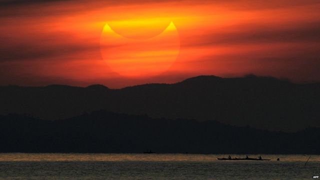 Sawirro: Qorrax madobaad dhif ah oo dunida ka dhacay - BBC News Somali