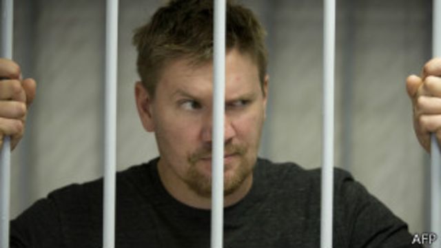 Rusia libera a activista británico de Greenpeace - BBC News Mundo