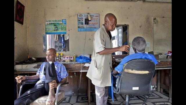 Barbearias revelam 'estilo da África' - BBC News Brasil