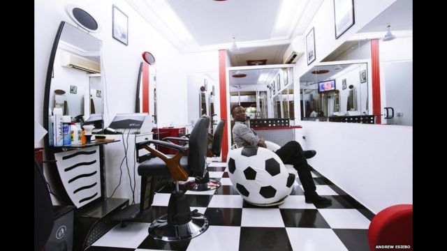 Barbearias revelam 'estilo da África' - BBC News Brasil