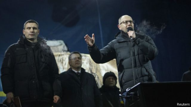 Киев: лидеры оппозиции обсуждают предложения Януковича - BBC News ...