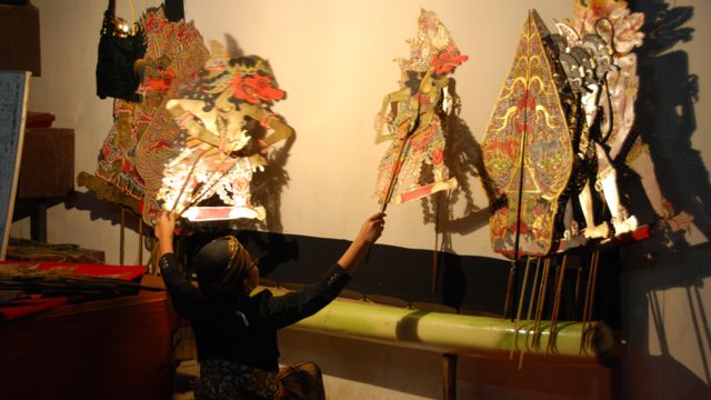 Dari kulit kerbau sampai siap buat mendalang - BBC News Indonesia