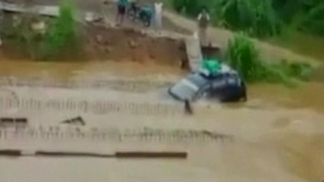 Família escapa por pouco de carro engolido por enchente na Bolívia ...