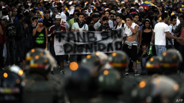 Las denuncias de maltratos en las protestas de Venezuela - BBC News Mundo