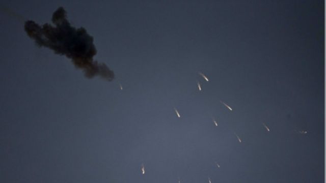 غارات إسرائيلية جديدة على غزة رداً على إطلاق صواريخ Bbc News عربي