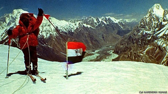 बर्फ़ में दबने से 10 सैनिक लापता - BBC News हिंदी