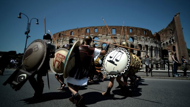 Parade peringatan pendirian kota Roma - BBC News Indonesia